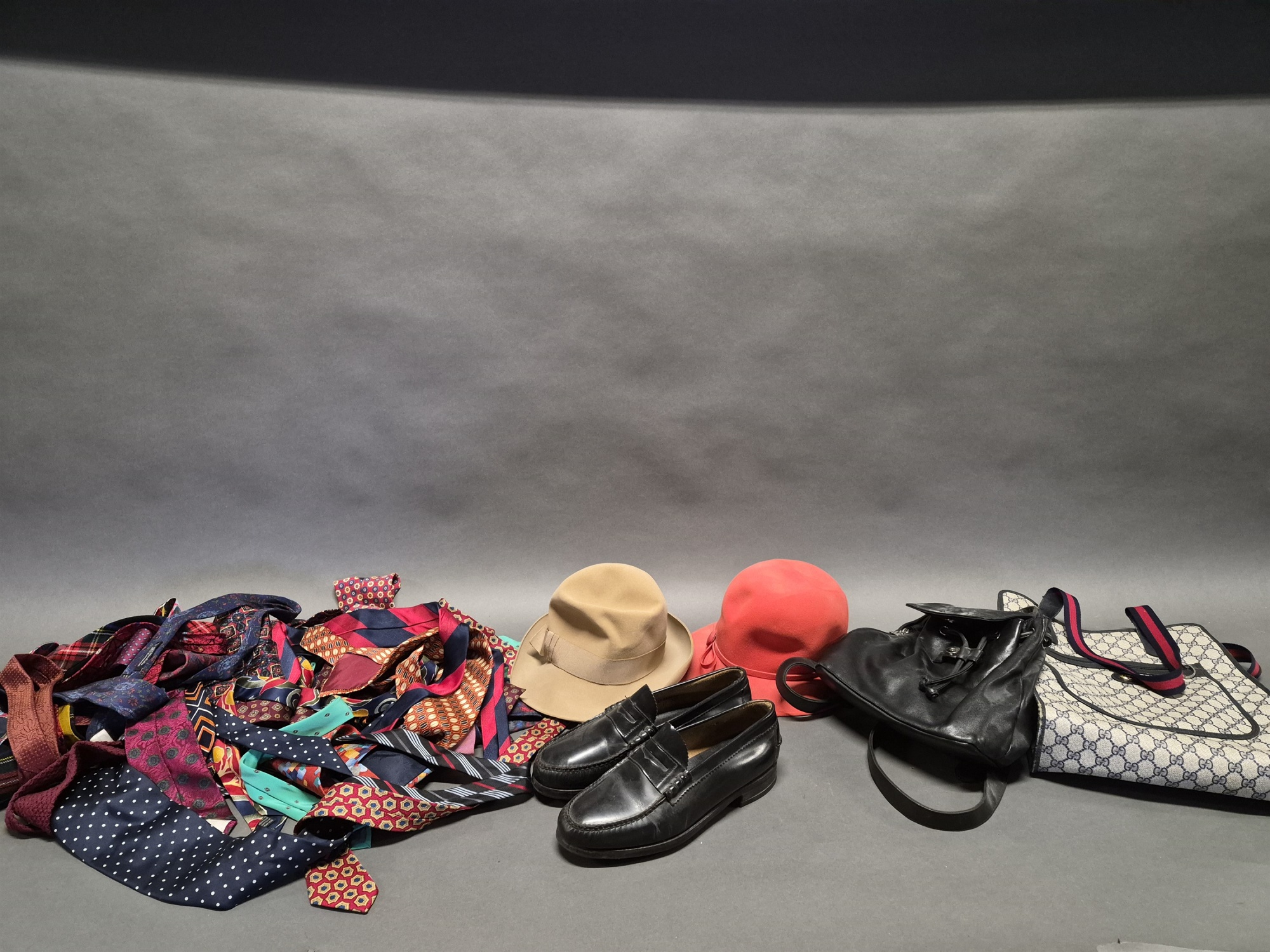 Parti herr- och dam accessorarer bla vä… | Auktion.se