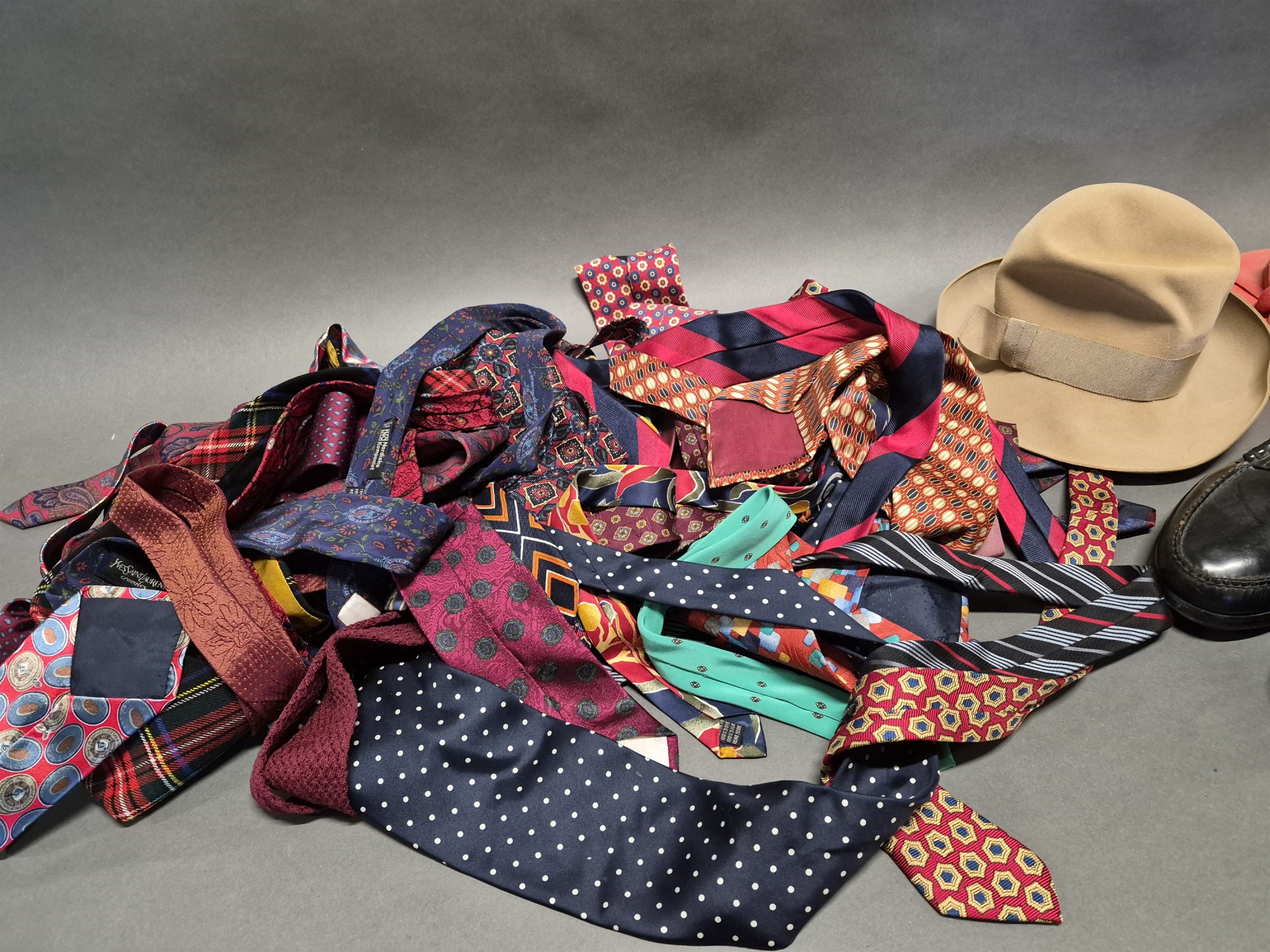 Parti herr- och dam accessorarer bla vä… | Auktion.se