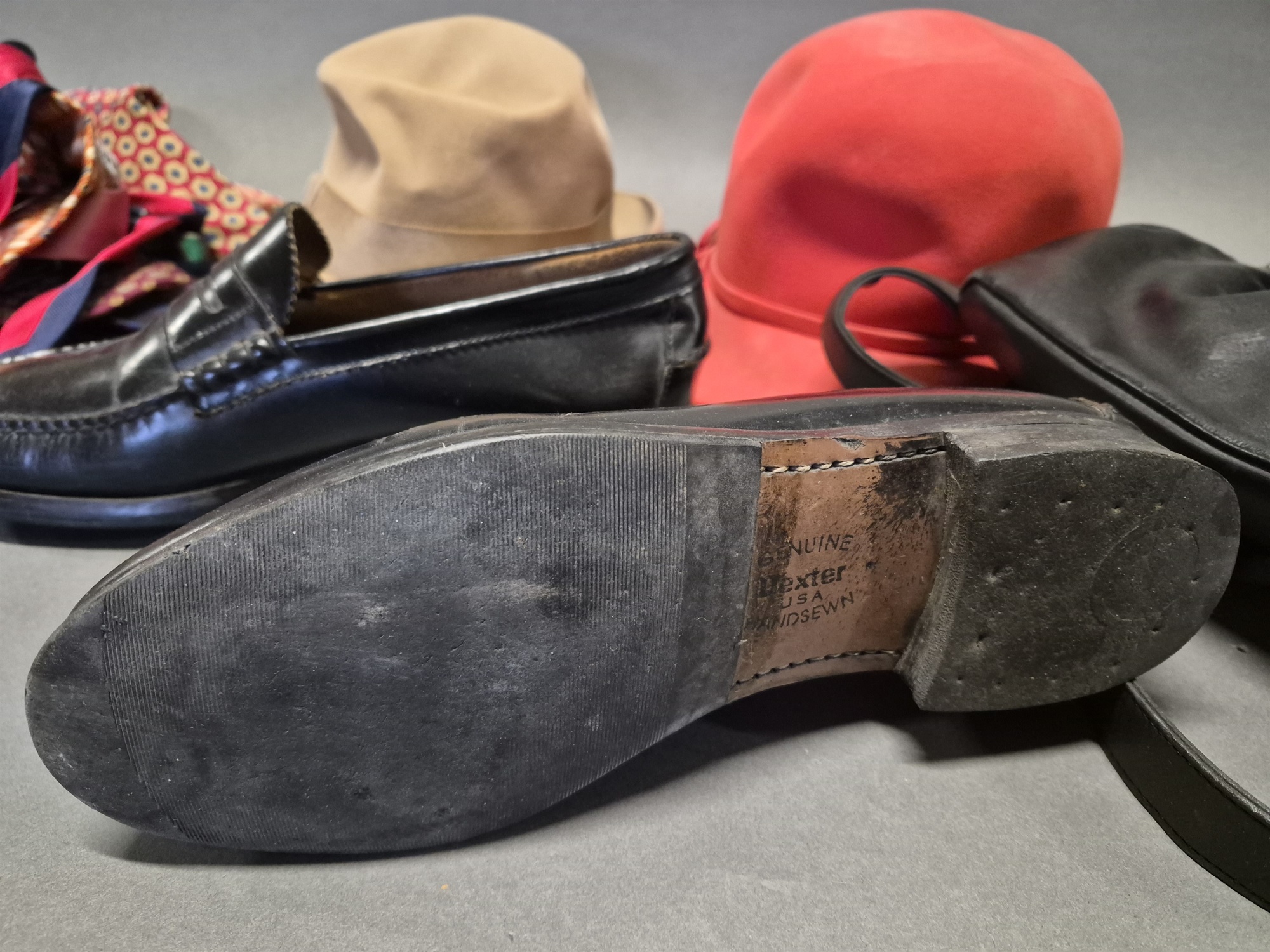 Parti herr- och dam accessorarer bla vä… | Auktion.se